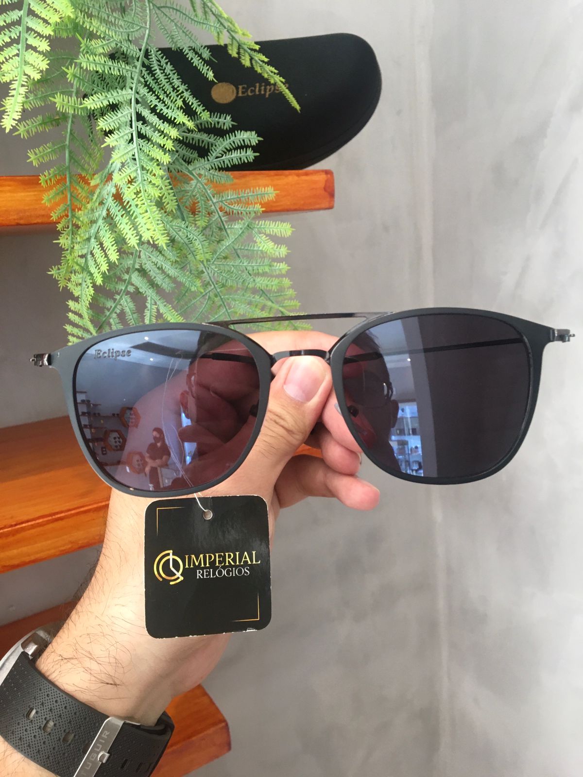 Óculos de Sol Feminino Redondo Preto Com Lente Preta Metal Eclipse ...